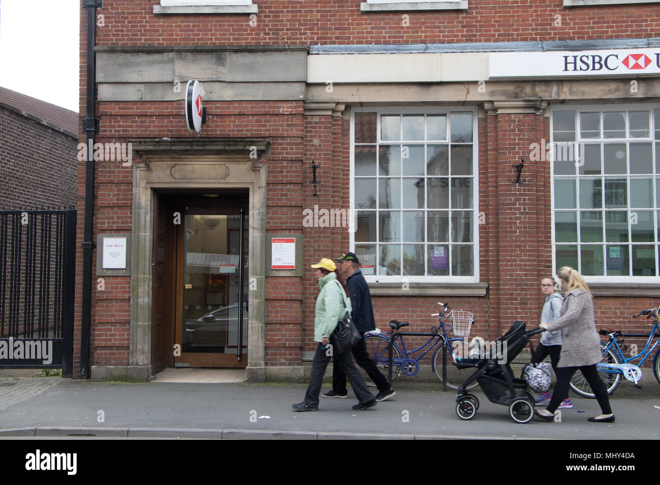 Hsbc branch signage hi-res stock photography and images - Alamy