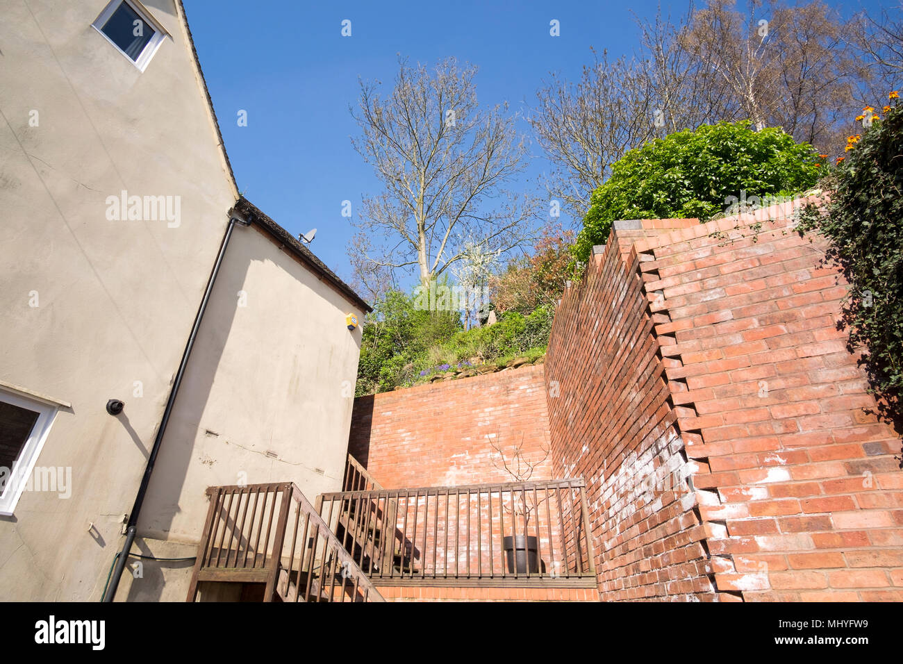 Garden enclosed by high walls hi-res stock photography and images - Alamy