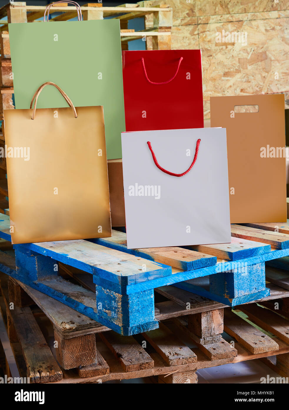 Pallet background hi-res stock photography and images - Alamy