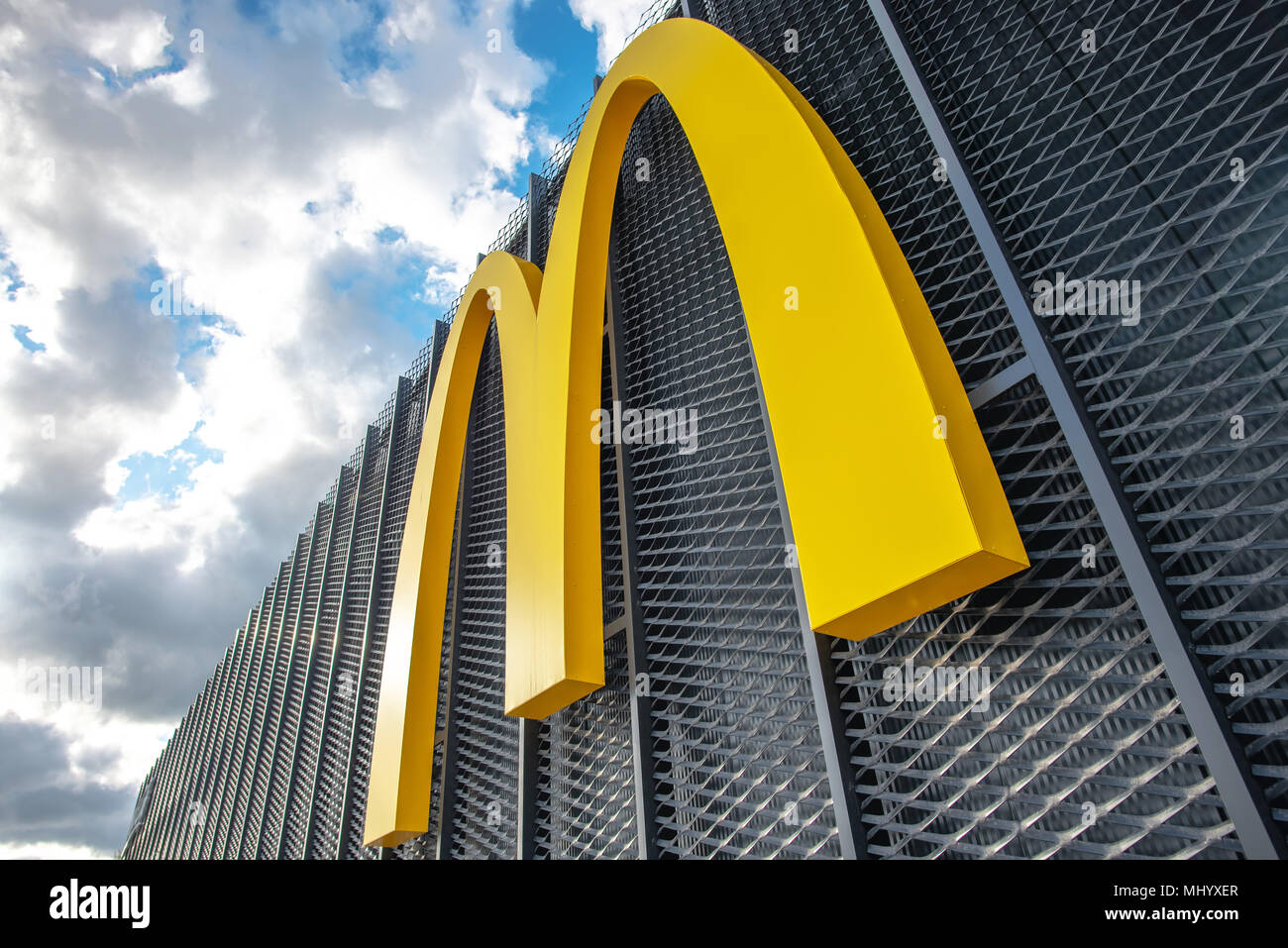 Mcdonalds logo on restaurant hi-res stock photography and images - Alamy