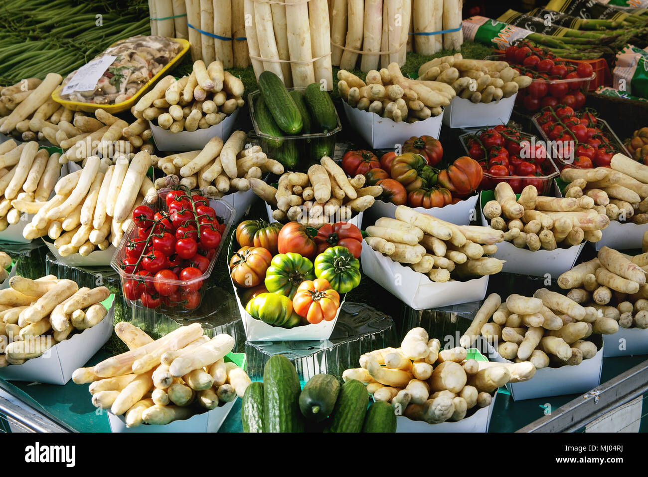 Farmers market local stall paris hi-res stock photography and images ...