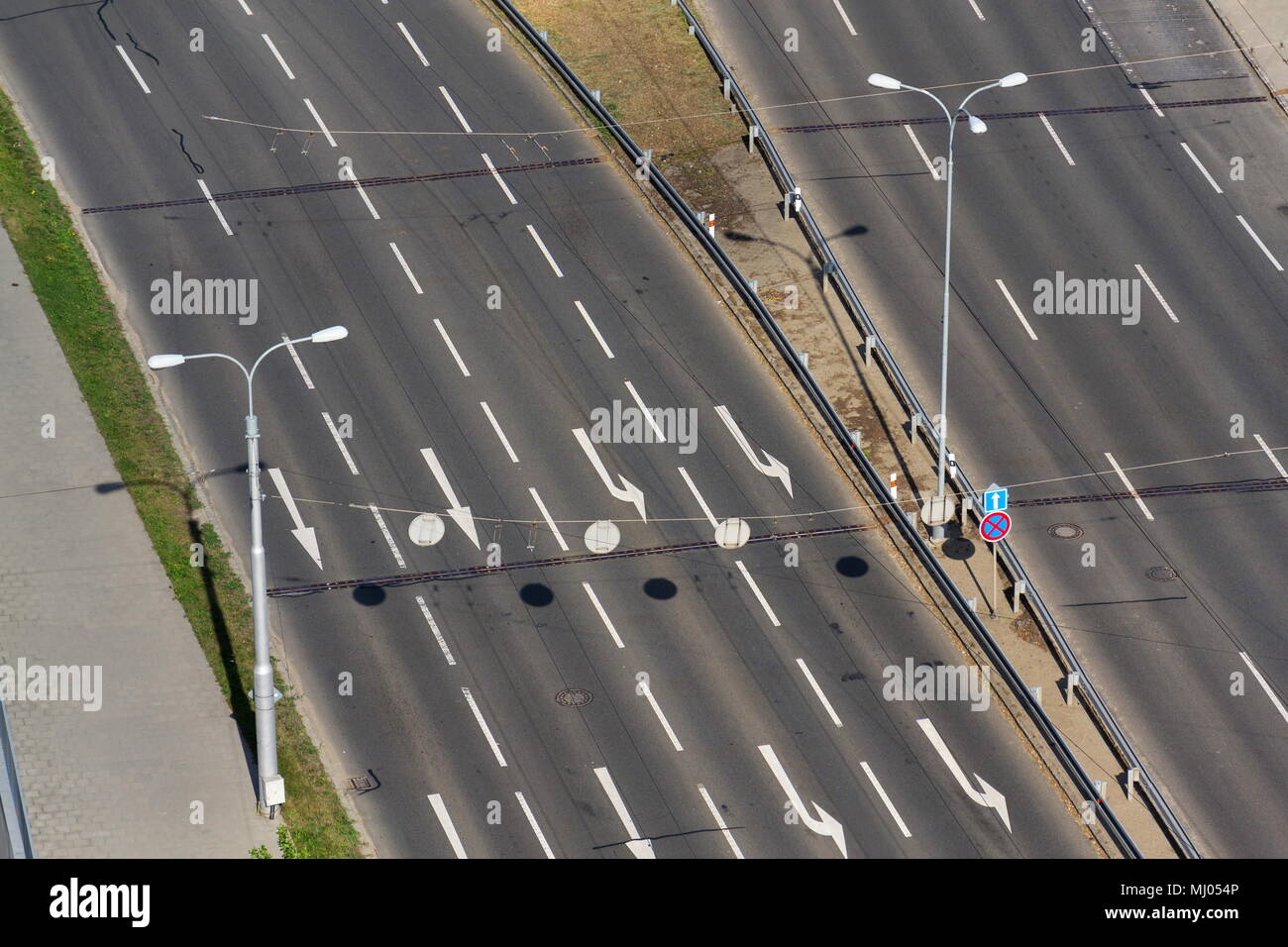 Empty intersection road aerial hi-res stock photography and images - Alamy