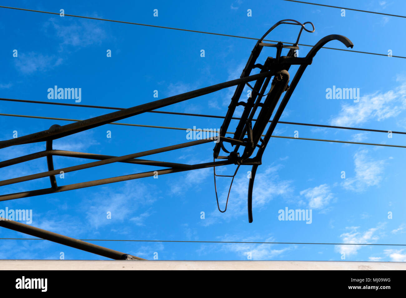 Overhead electric power supply traction contact strips and pantograph ...