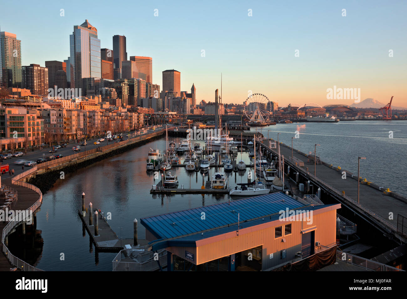 WA15321-00...WASHINGTON - Sunset over the Seattle Waterfront from Pier ...