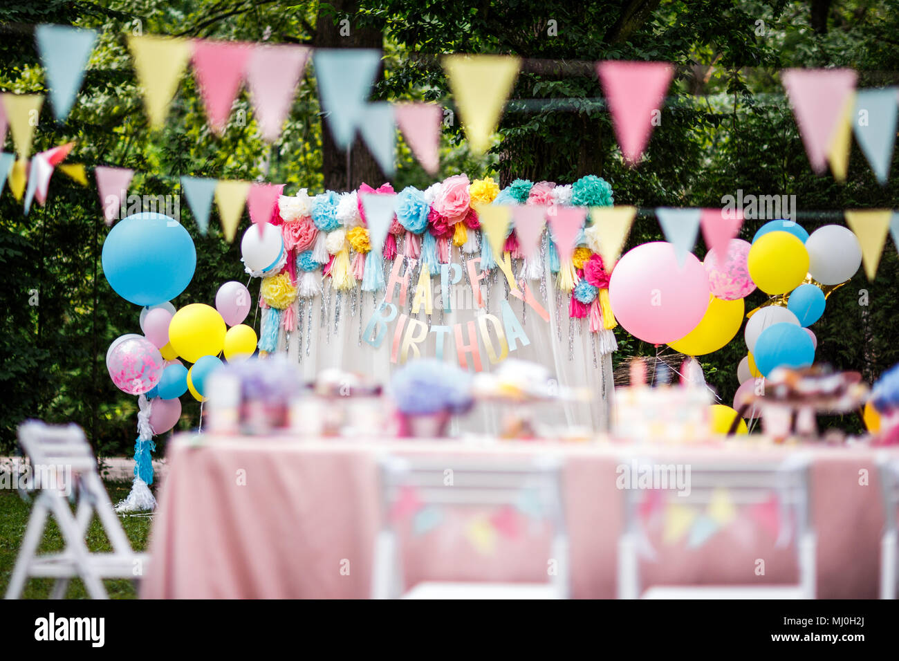 Birthday table hi-res stock photography and images - Alamy