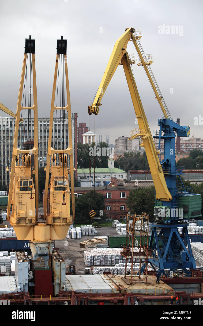Portal cranes hi-res stock photography and images - Alamy