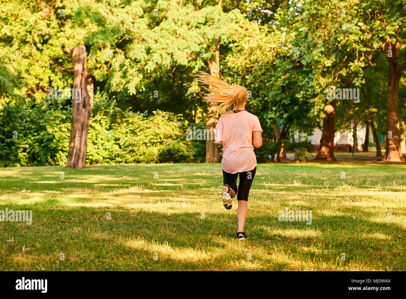 Athlete running away from camera hi-res stock photography and images ...