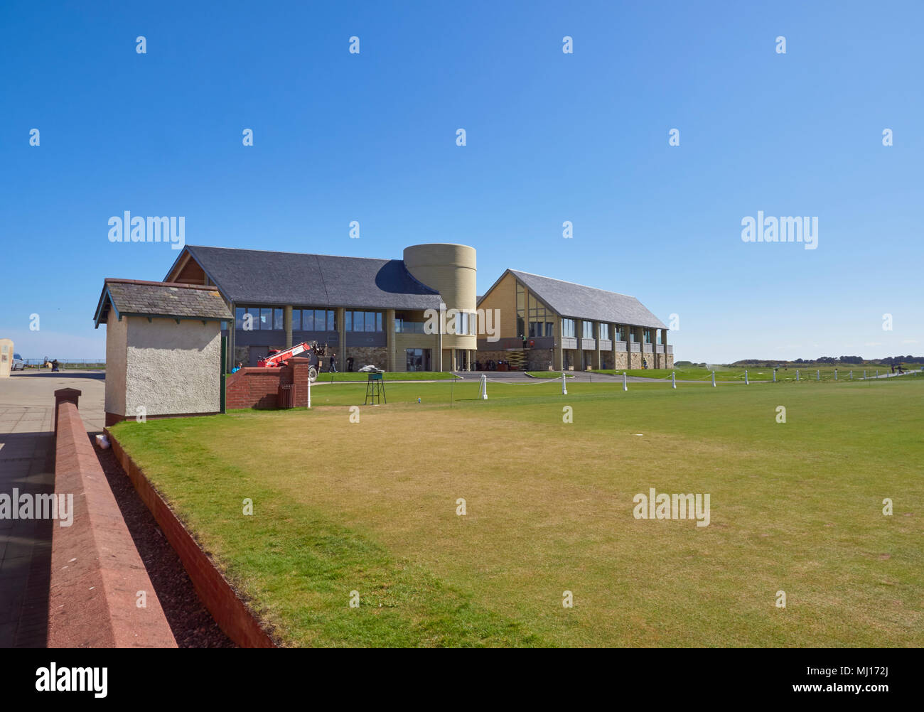 New golf centre building hi-res stock photography and images - Alamy