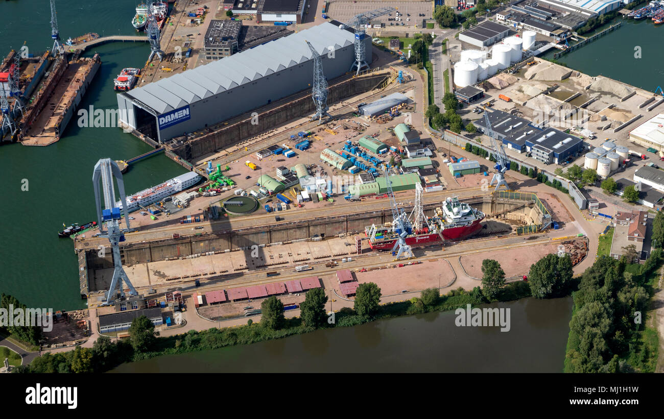 Large ship in a dry dock hi-res stock photography and images - Alamy