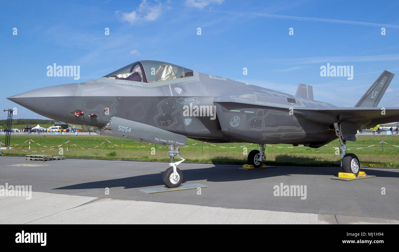 Lockheed martin f35 lightning ii stealth fighter display hi-res stock ...