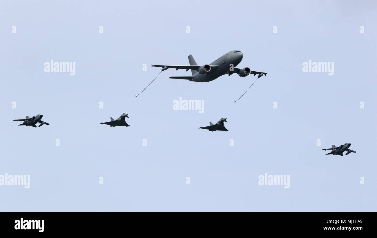 Eurofighter refueling airplane air hi-res stock photography and images ...