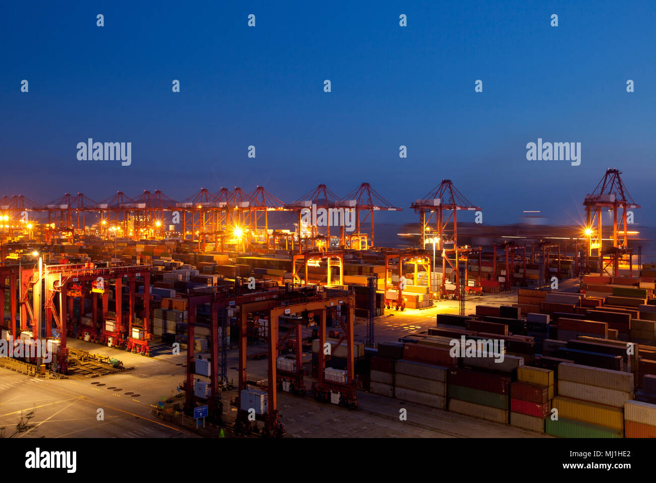 On the ocean container terminal Stock Photo - Alamy