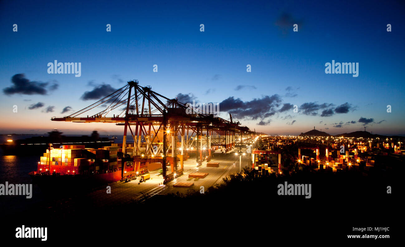 On the ocean container terminal Stock Photo - Alamy