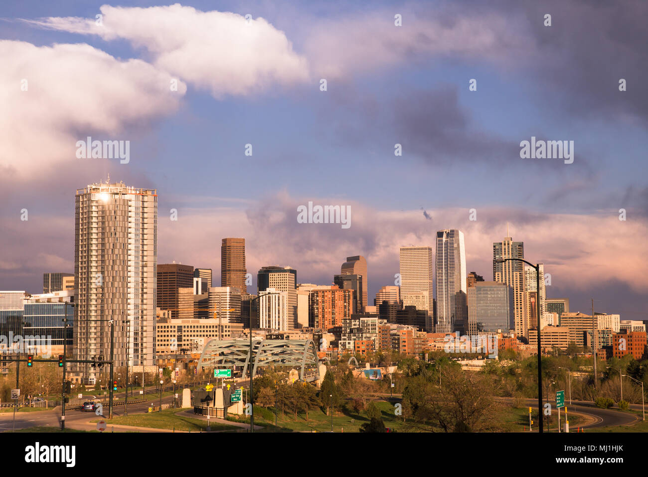 Denver skyline and mountains hi-res stock photography and images - Alamy