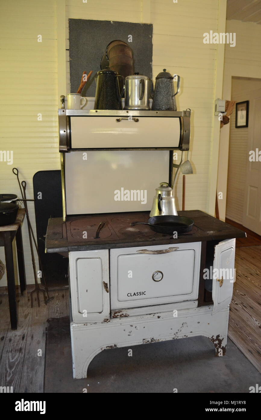 Old fashioned cooking stove hi-res stock photography and images - Alamy