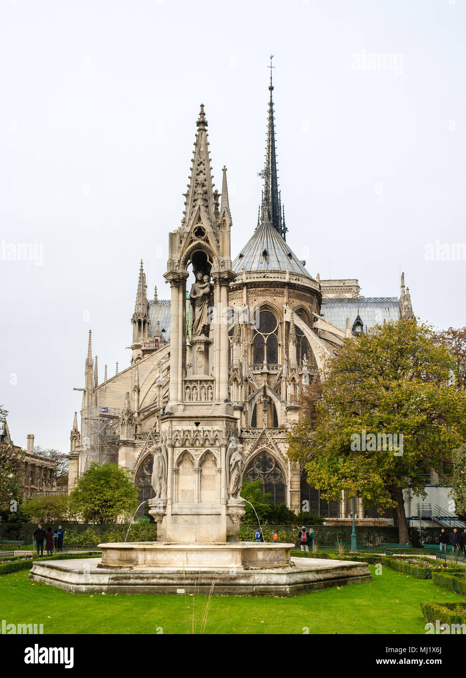 Notre dame square hi-res stock photography and images - Alamy