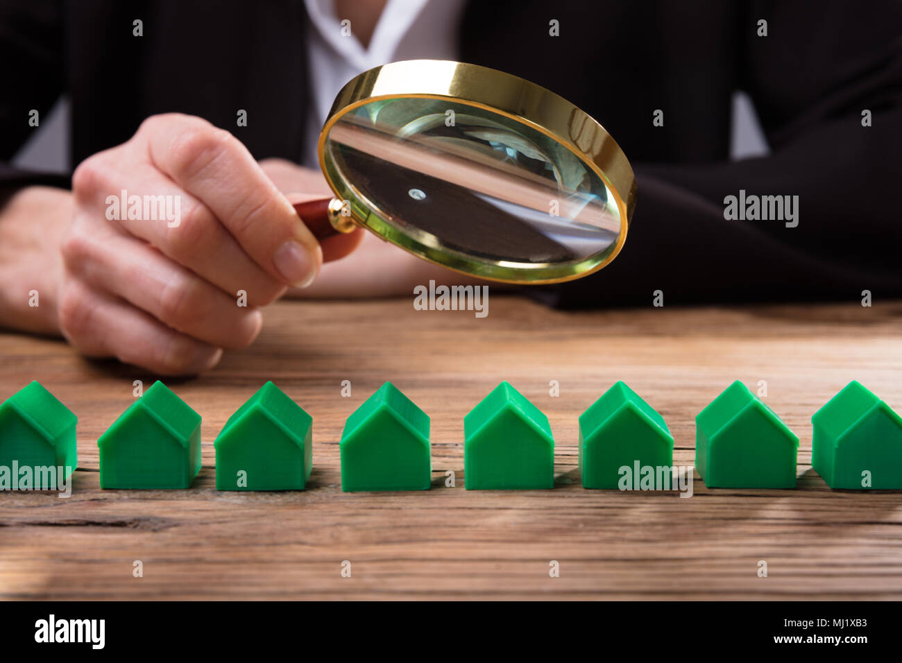 House with magnifying glass hi-res stock photography and images - Alamy