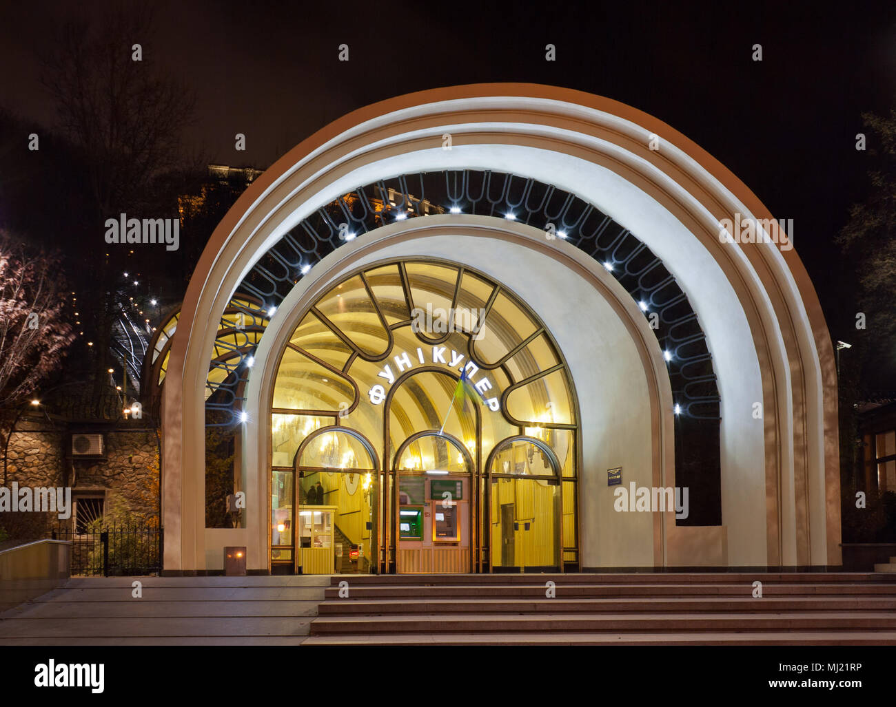 Night view entrance arch hi-res stock photography and images - Alamy