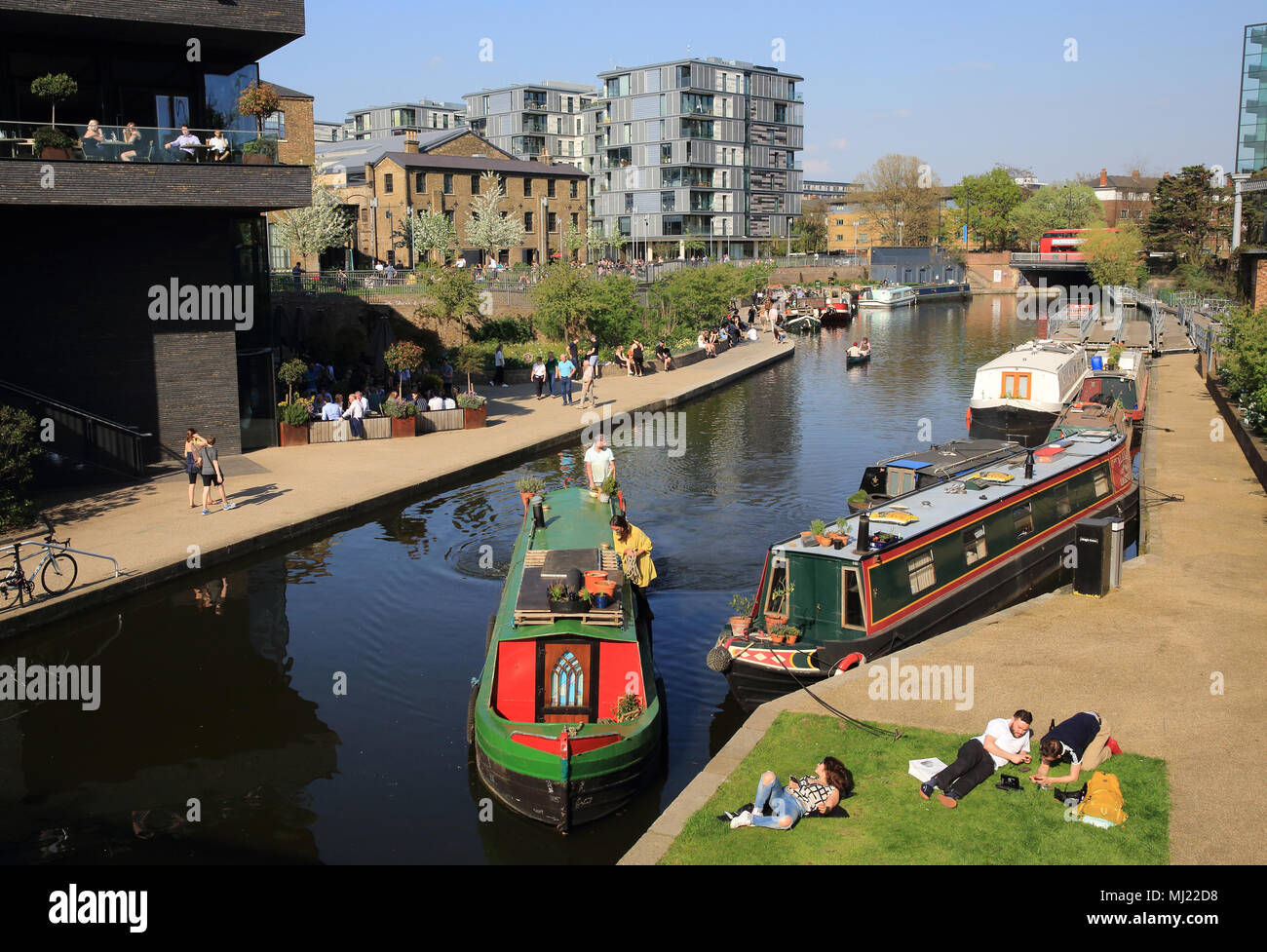Busy canal towpath london hi-res stock photography and images - Alamy