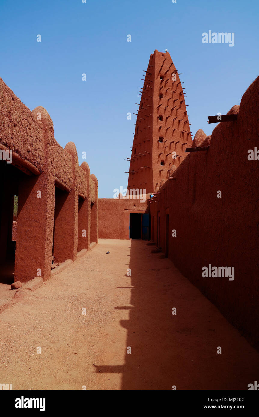 Exterior view to Grand mosque of Agadez in Niger Stock Photo - Alamy
