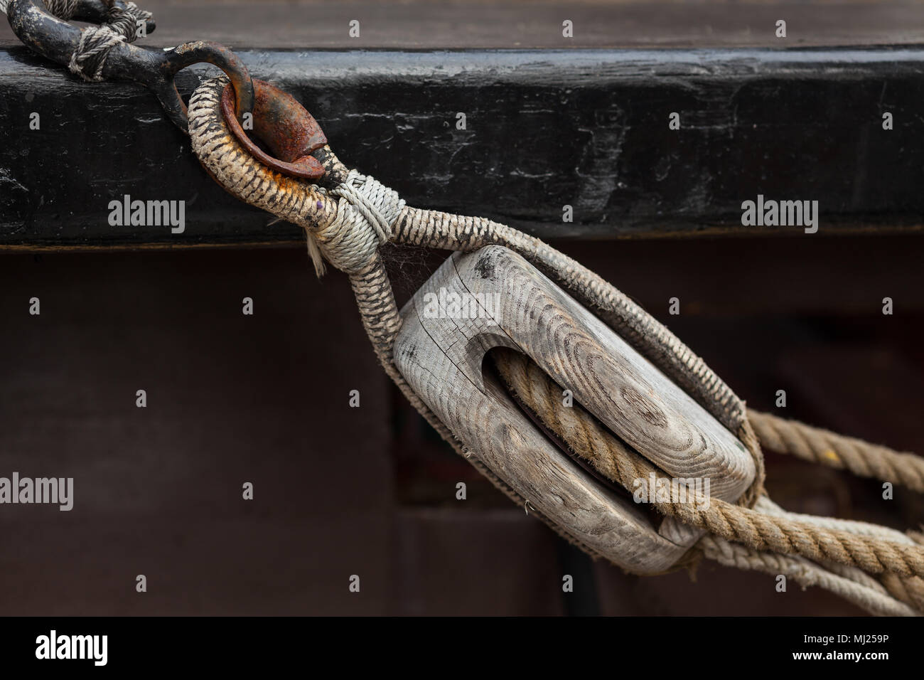 Block and tackle hi-res stock photography and images - Alamy