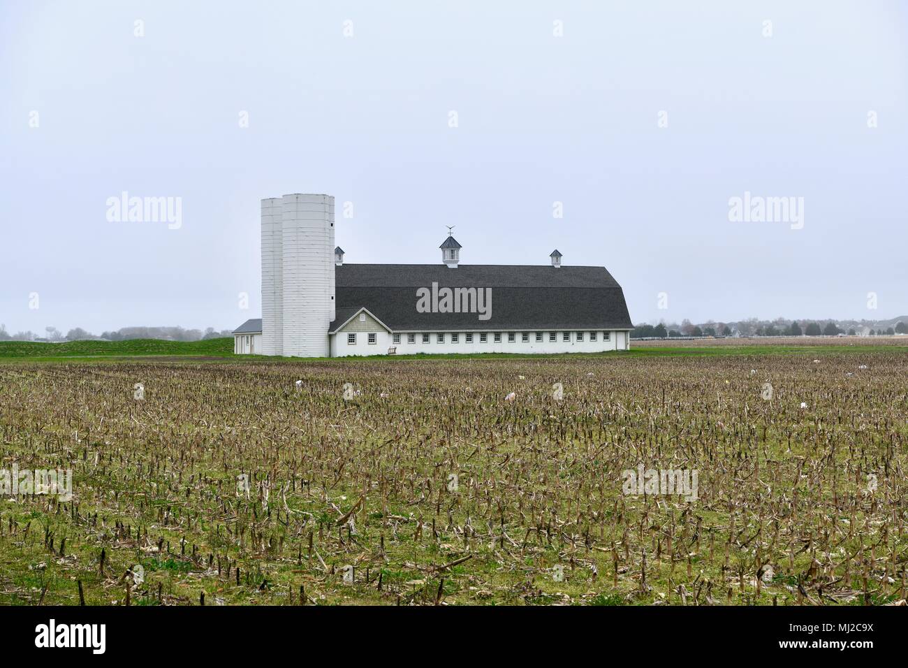 White barn farm hi-res stock photography and images - Alamy