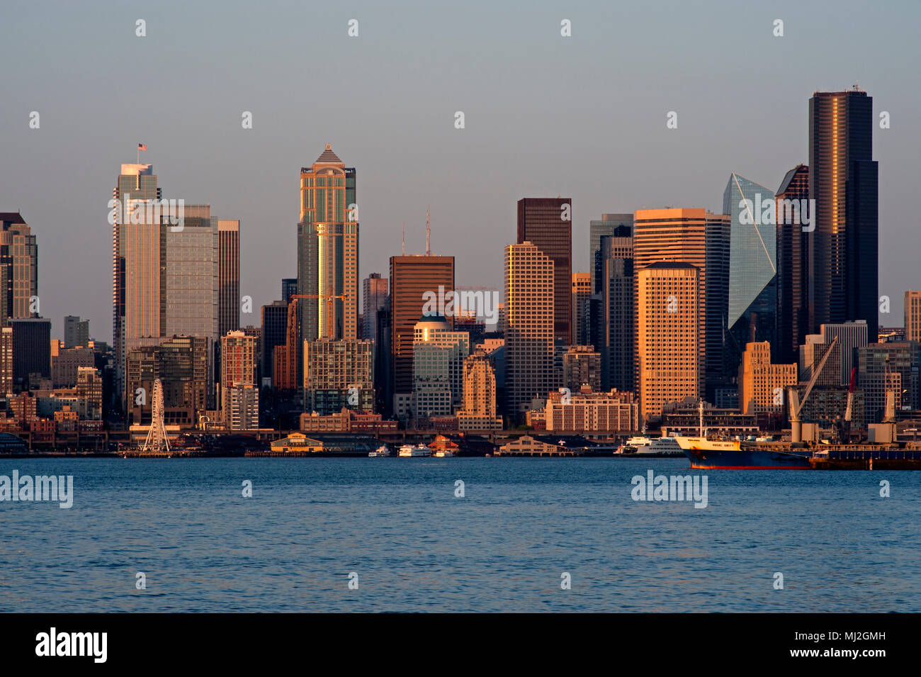 Skyscraper buildings along seattle hi-res stock photography and images ...