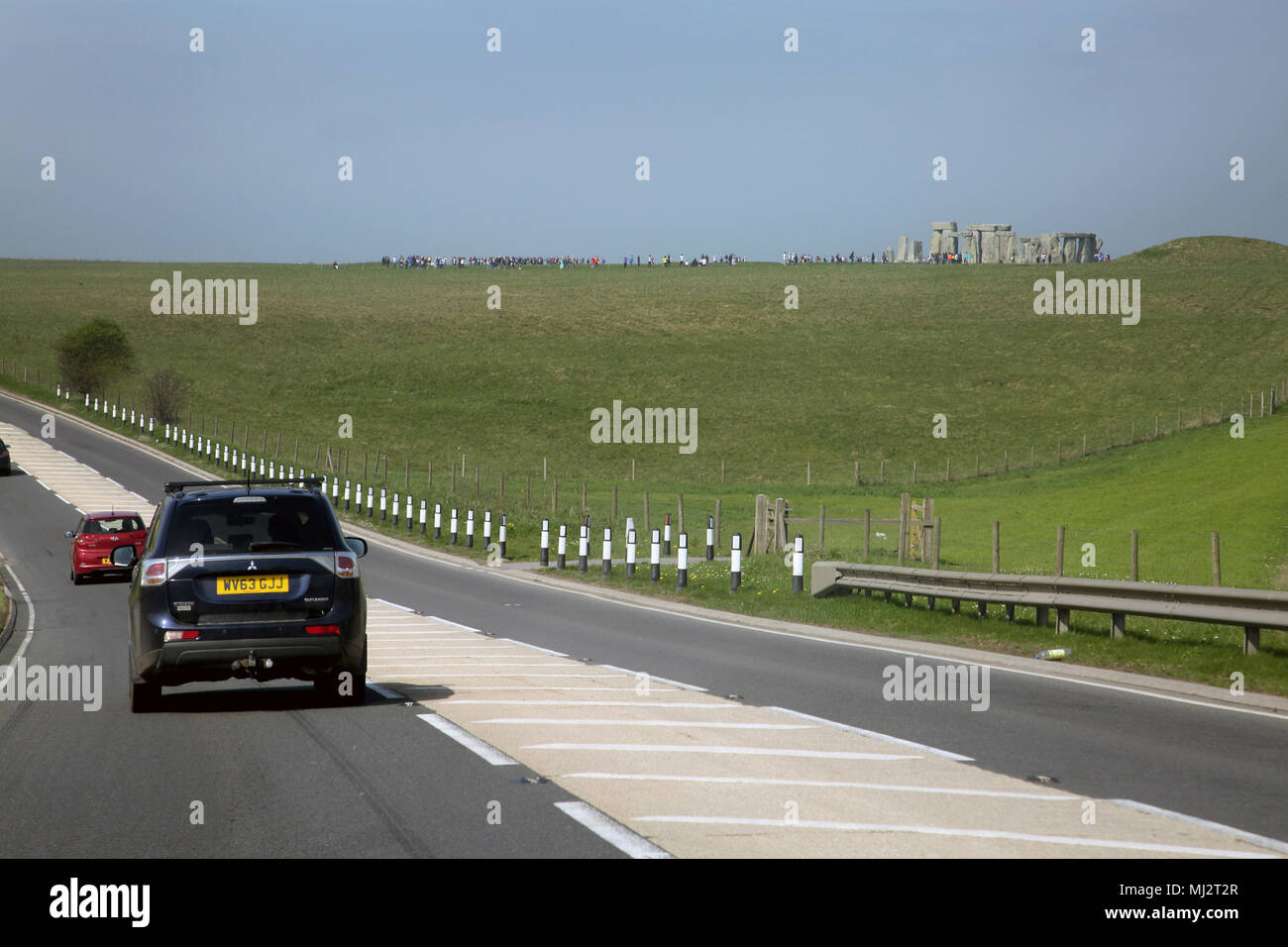 Cars driving past hi-res stock photography and images - Alamy