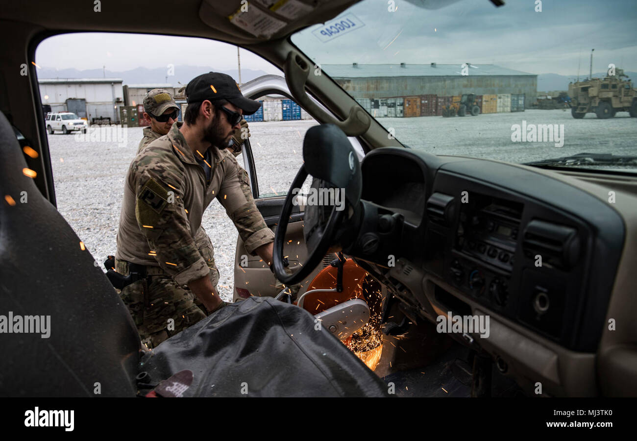 Vehicle recovery operators hi-res stock photography and images - Alamy