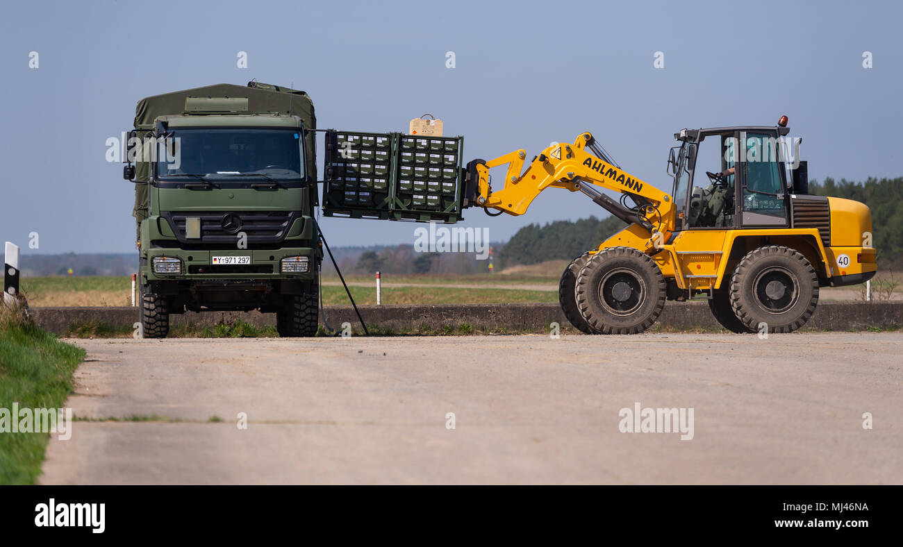 19 April 2018, Germany, Munster: A wheel loader loads empty munition ...