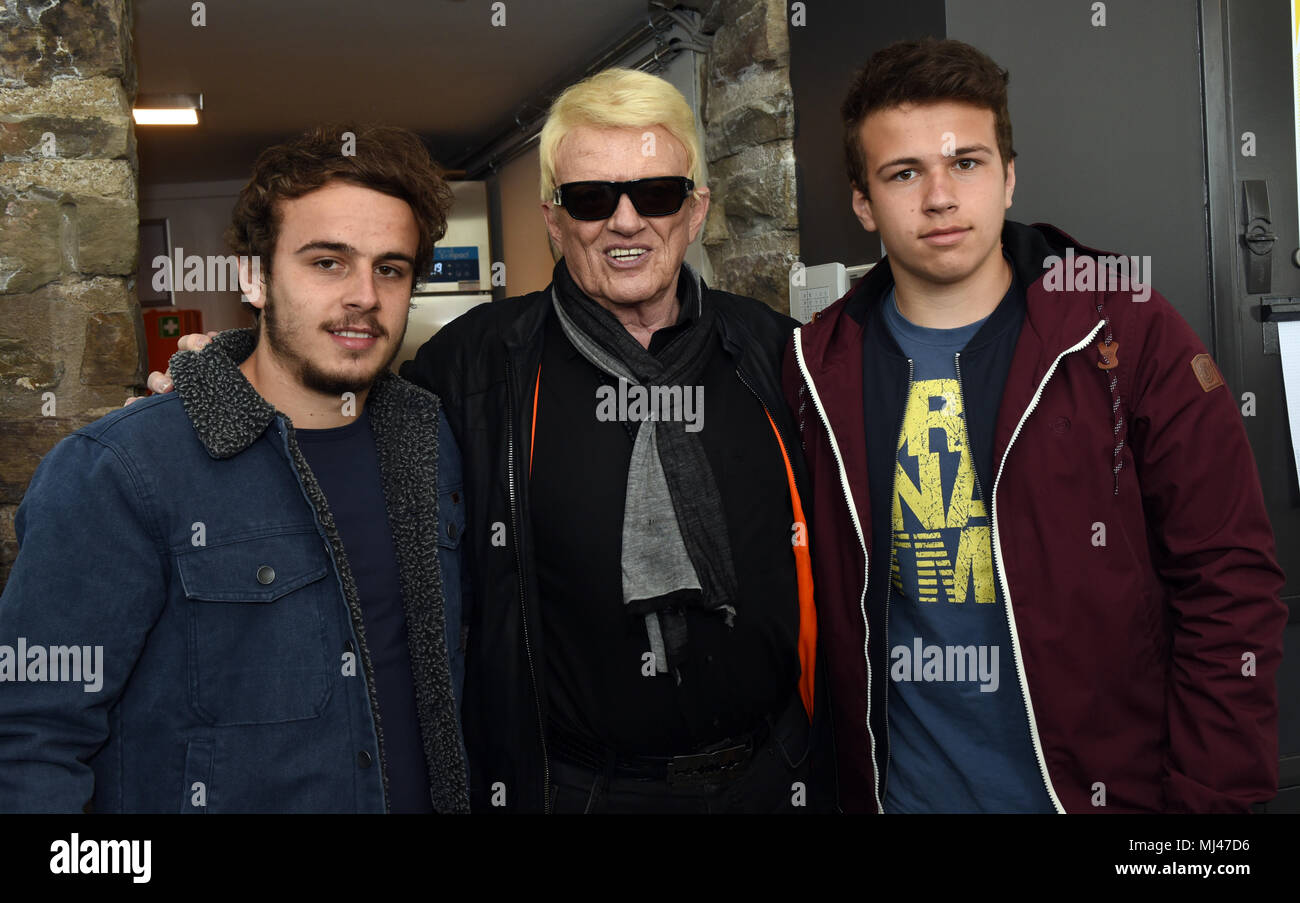 03 May 2018, Germany, Bad Muenstereifel: Folk singer Heino (c) and his ...