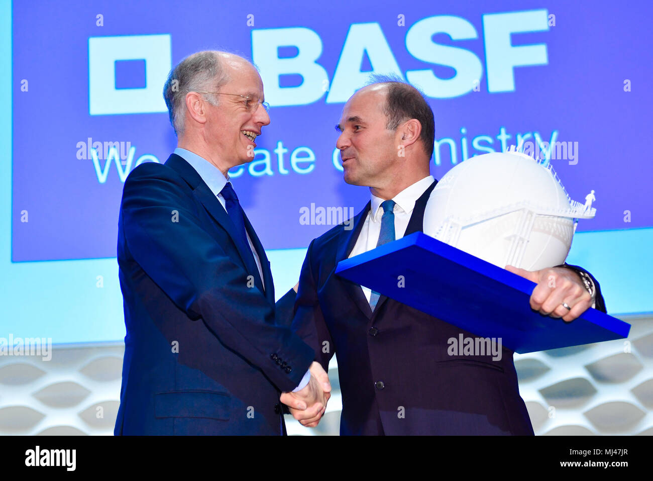 04 May 2018, Germany, Mannheim: Kurt Bock (l), former CEO of chemical ...