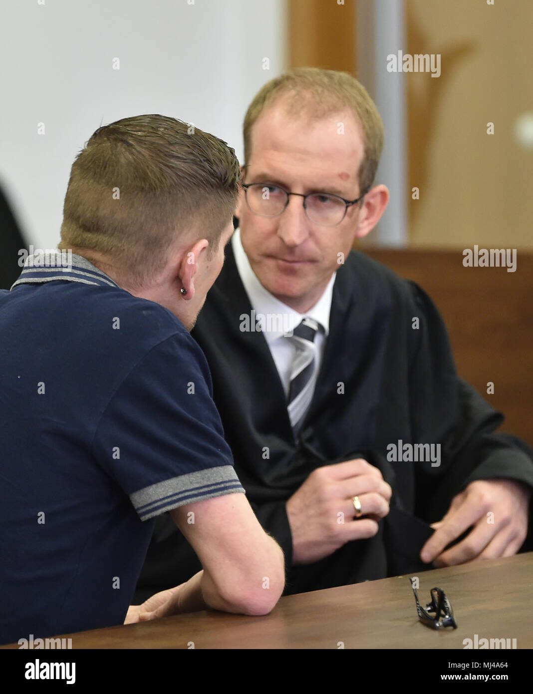 04 May 2018, Germany, Potsdam: A 38-year-old defendant (l) and his ...