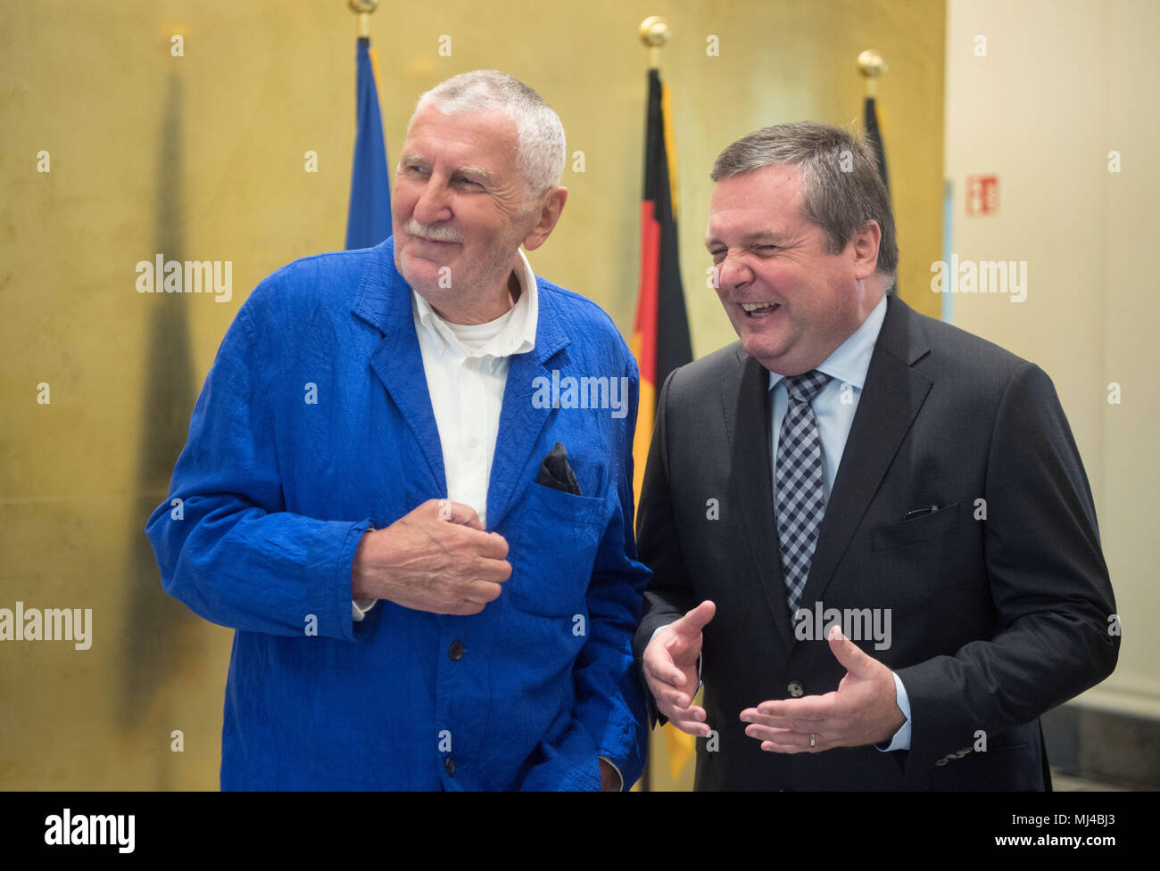 Unveiling of a painting hi-res stock photography and images - Alamy