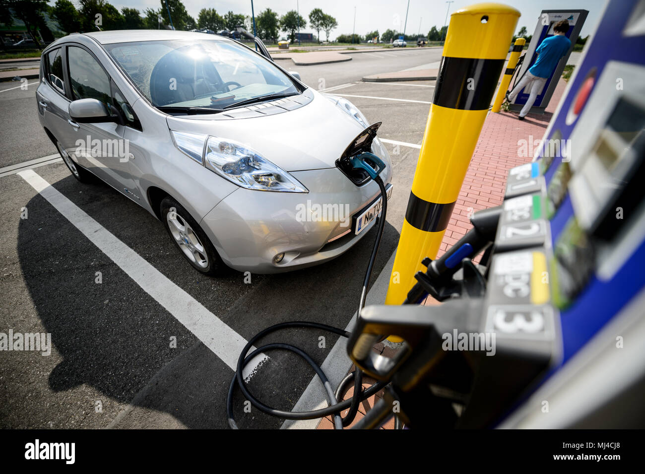Charge column hi-res stock photography and images - Alamy
