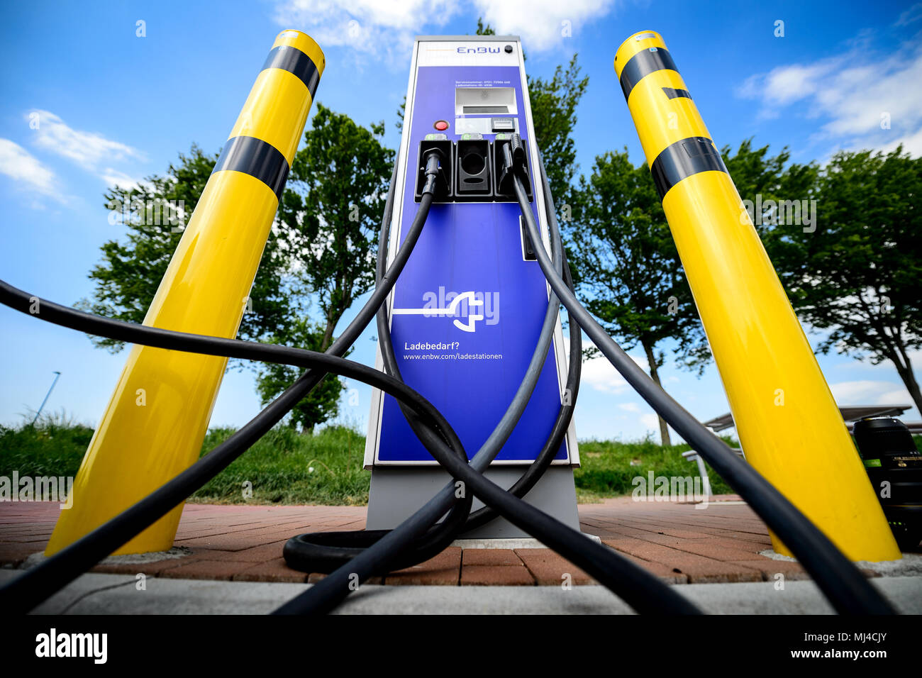 Charge column hi-res stock photography and images - Alamy