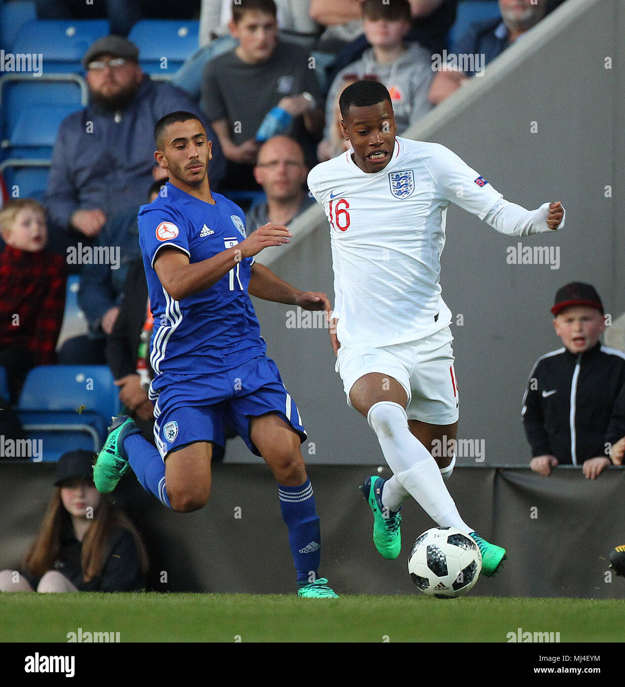 Chesterfield, UK. 4th May, 2018. Rayhaan Tulloch of England and Ofek ...