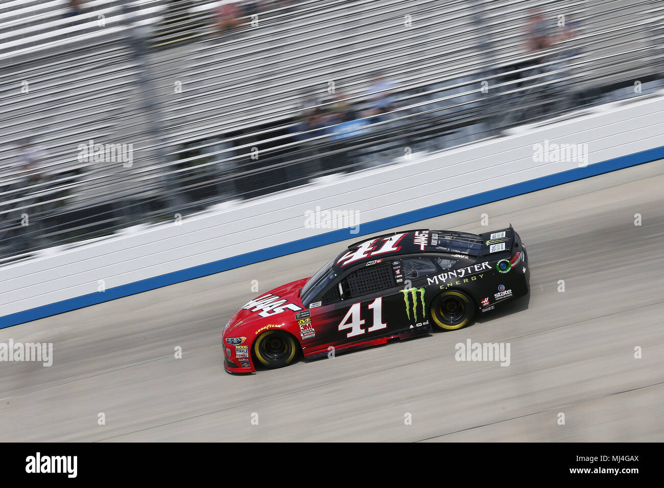 Dover, Delaware, USA. 4th May, 2018. Kurt Busch (41) takes to the track ...