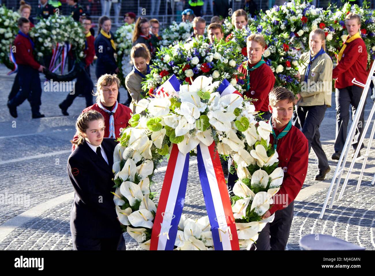 Amsterdam, Netherlands. 4th May, 2018. Dutch people present wreaths ...