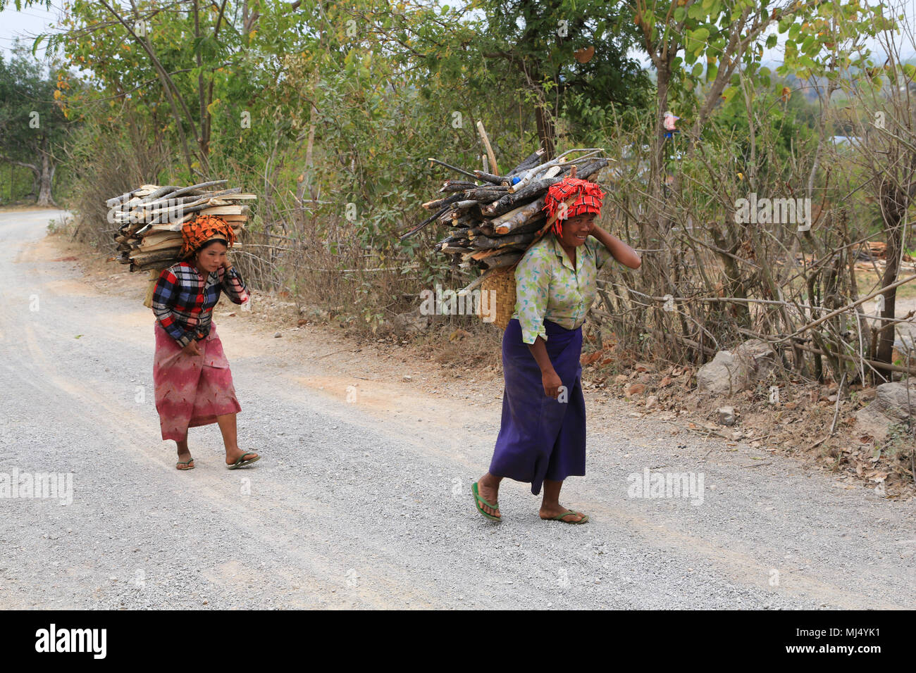 Women carrying heavy loads hi-res stock photography and images - Alamy