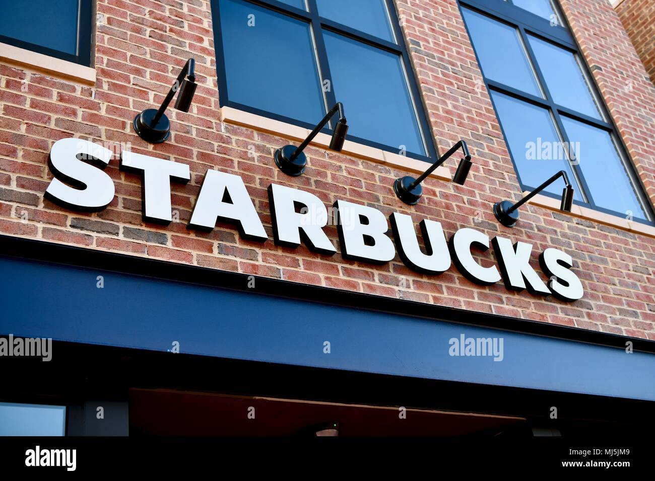 Starbucks storefront hi-res stock photography and images - Alamy