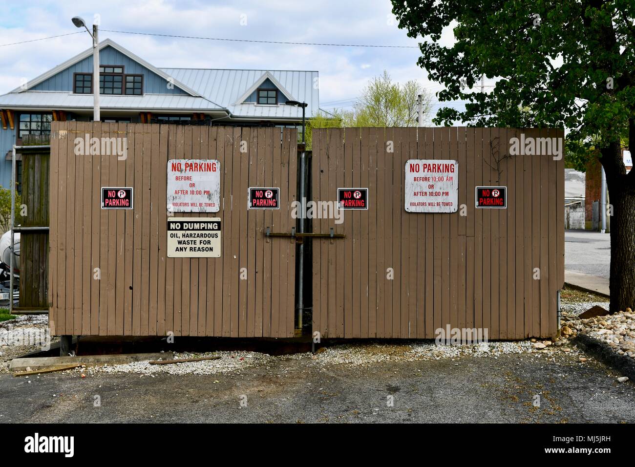 No parking signs hanging all over a trash enclosure Stock Photo - Alamy