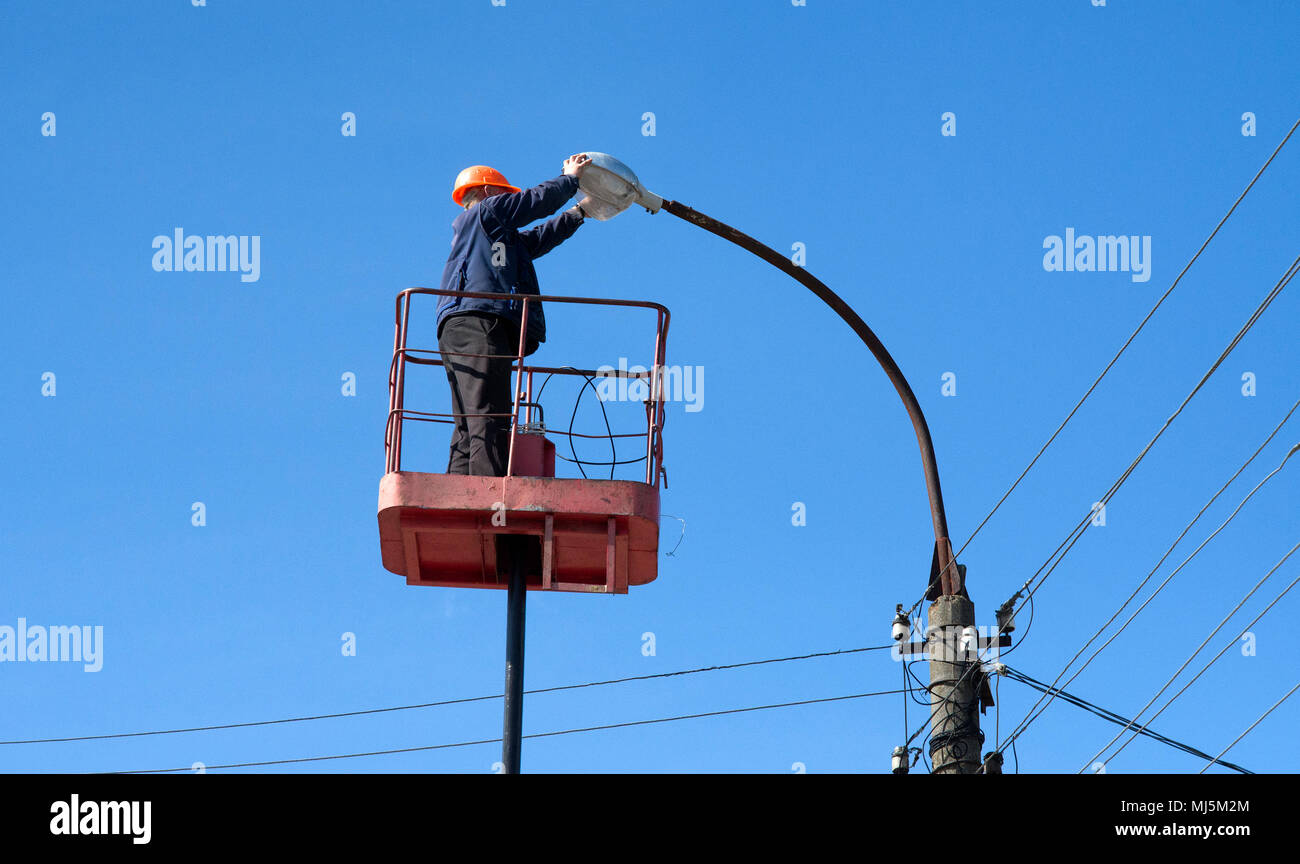 Electrician on electricity pole hi-res stock photography and images - Alamy