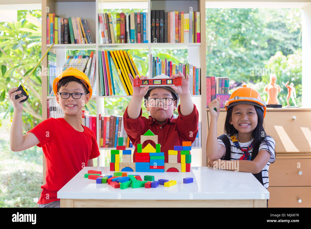 Asian kids playing blocks hi-res stock photography and images - Alamy