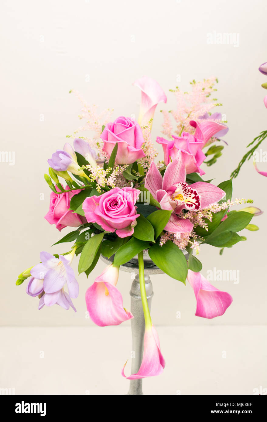 Flower arrangement with pink roses Stock Photo - Alamy