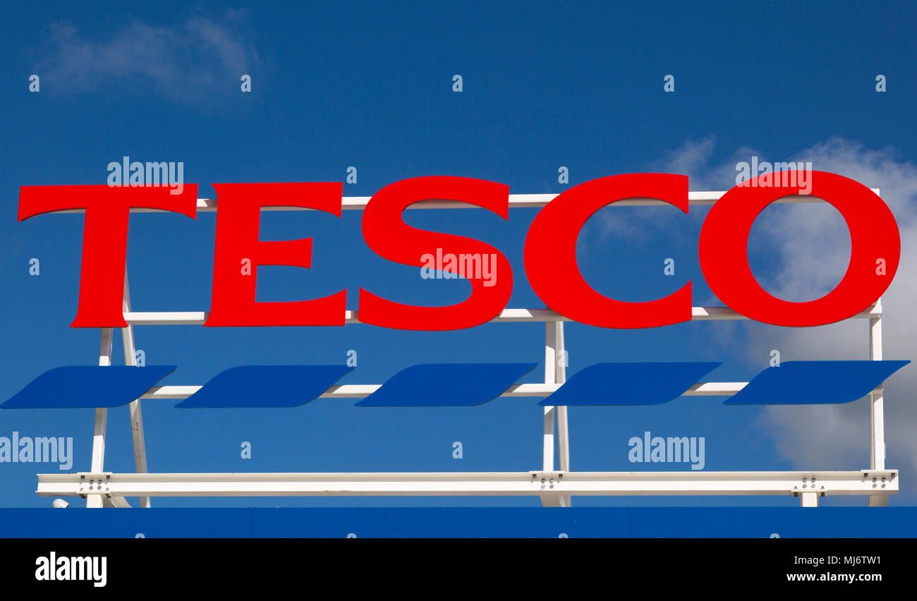 Sign for Tesco supermarket store against blue sky, Calne, Wiltshire ...