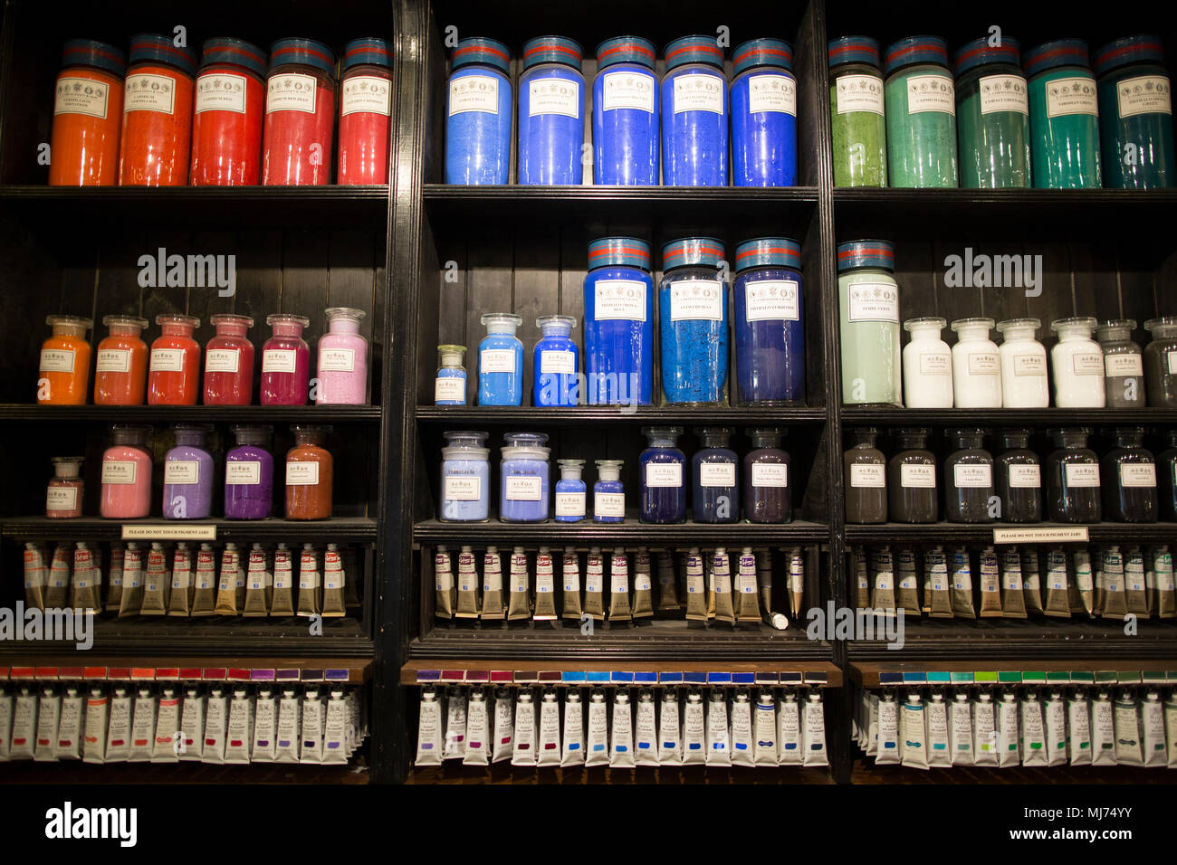 Artists equipment hi-res stock photography and images - Alamy