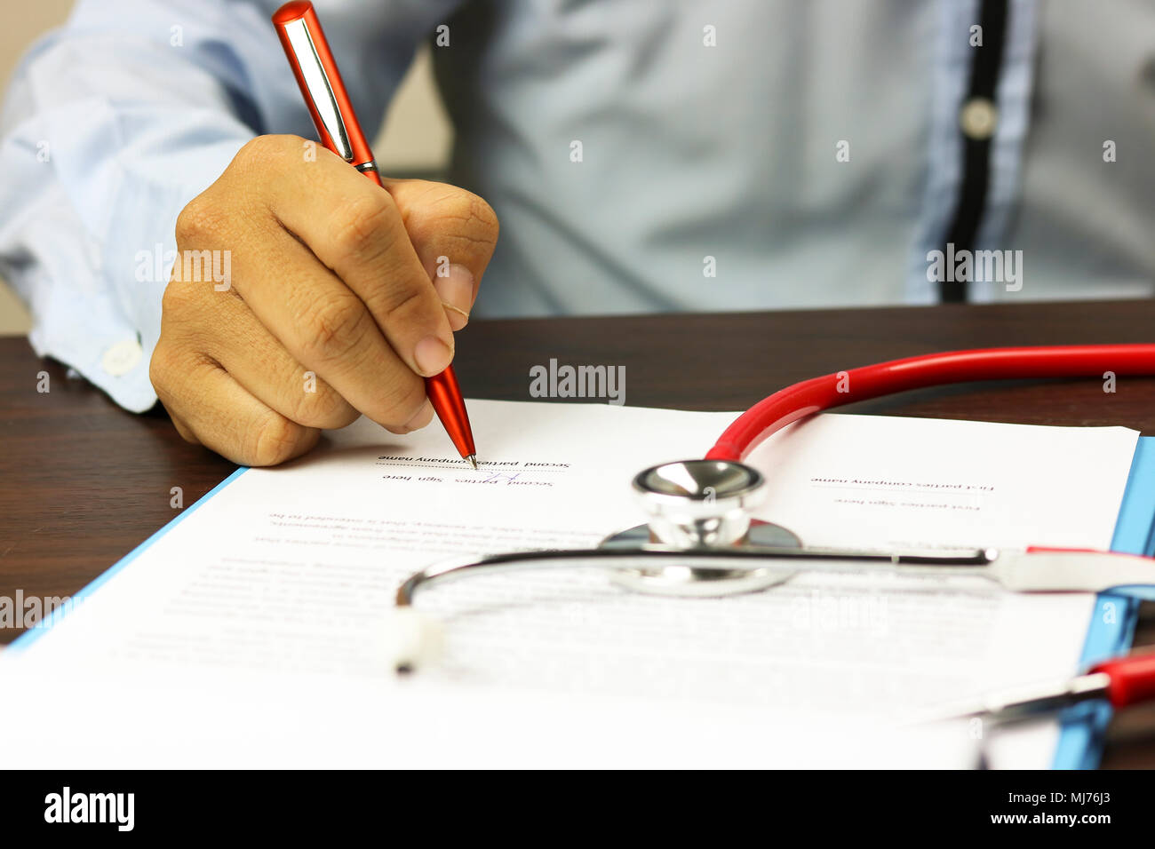 Doctor writing notes desk hi-res stock photography and images - Alamy