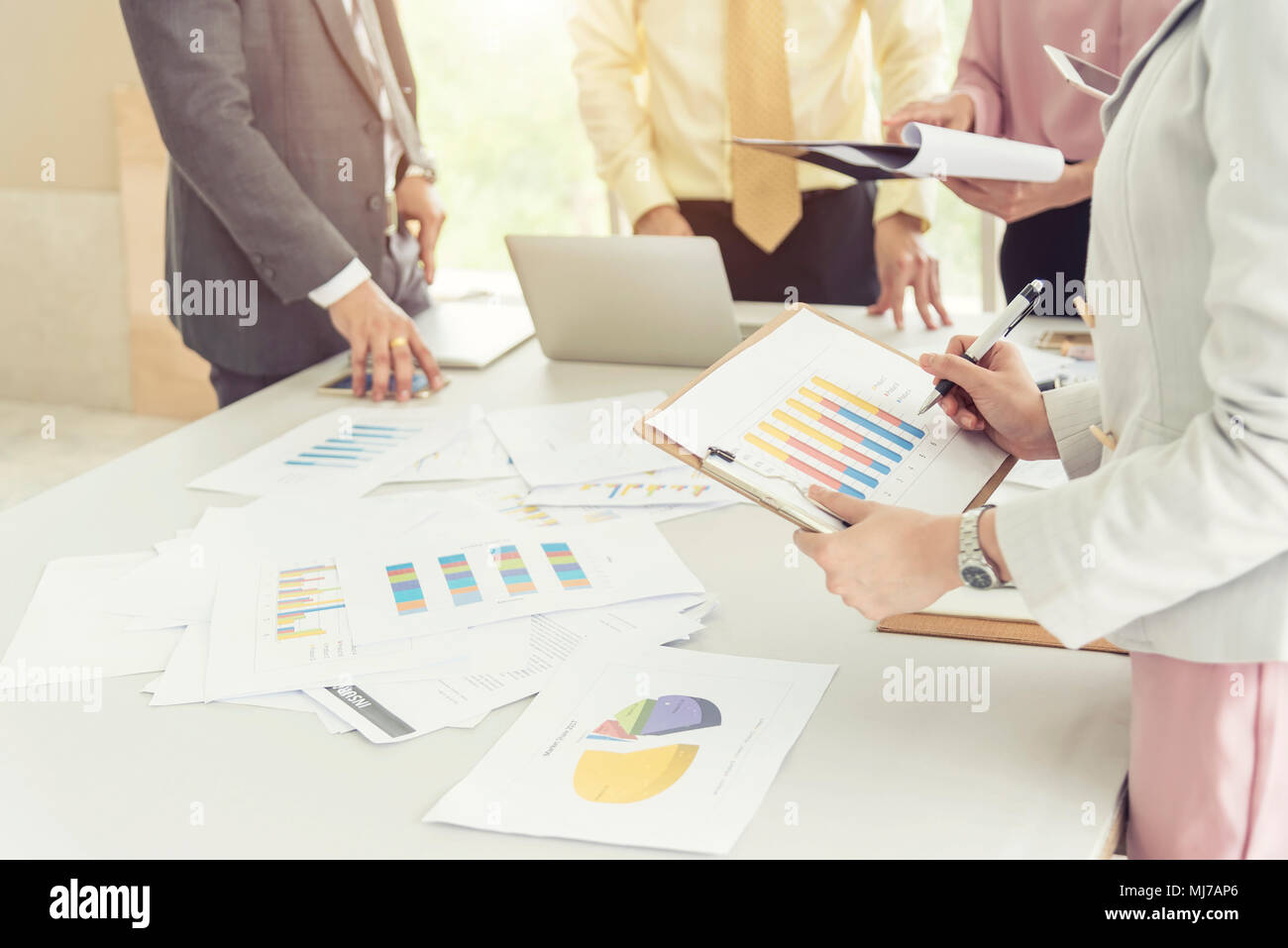 Collaboration teamwork table hi-res stock photography and images - Alamy