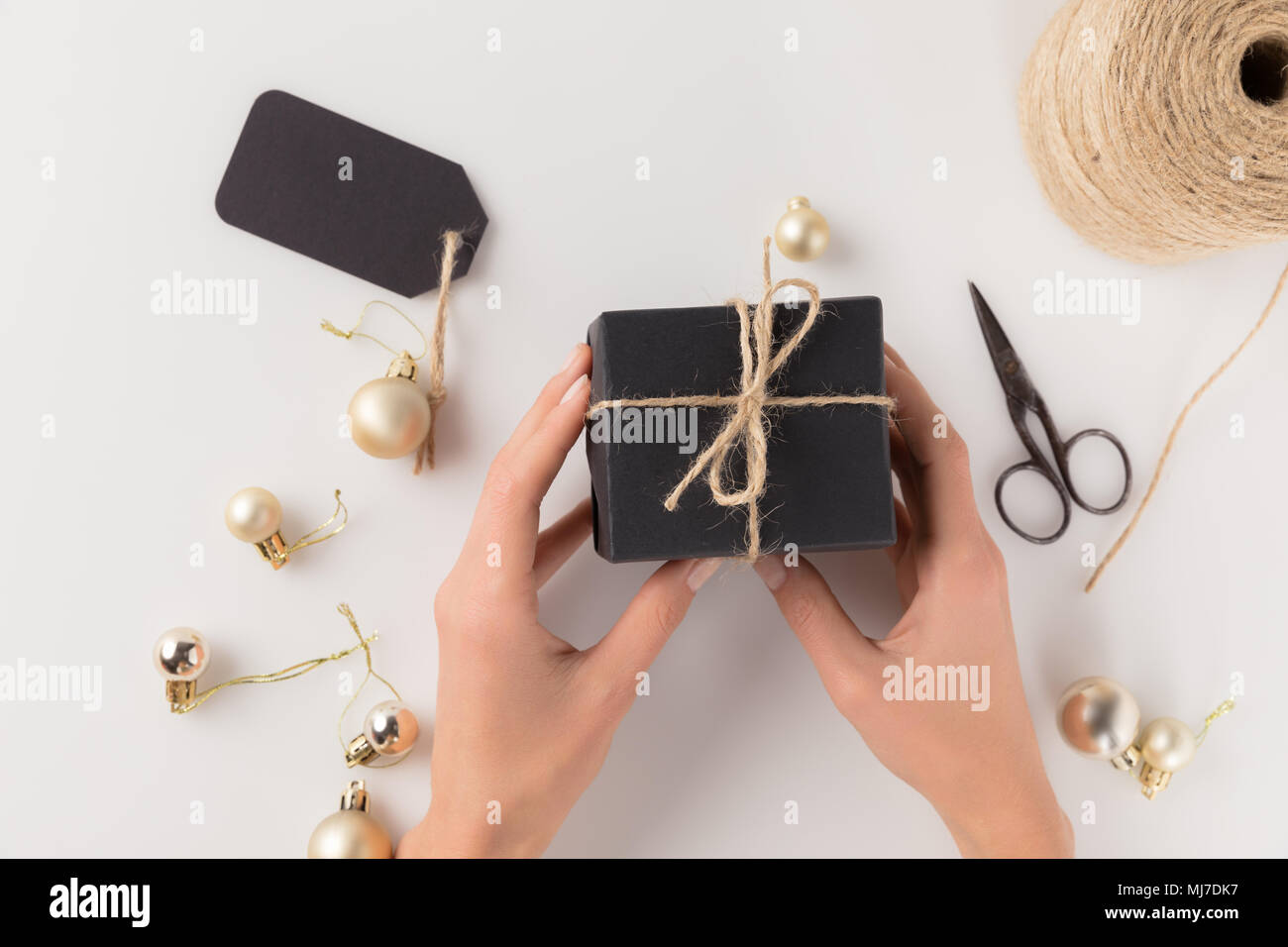 Hands holding tag hi-res stock photography and images - Alamy